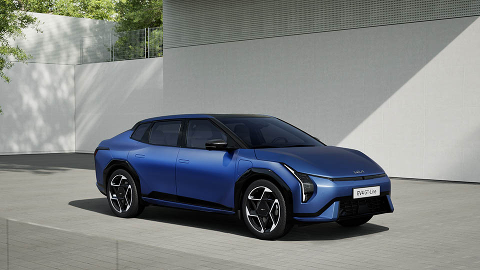 기아, 신개념 전기 세단 'EV4' 완전 공개...533㎞ 달린다