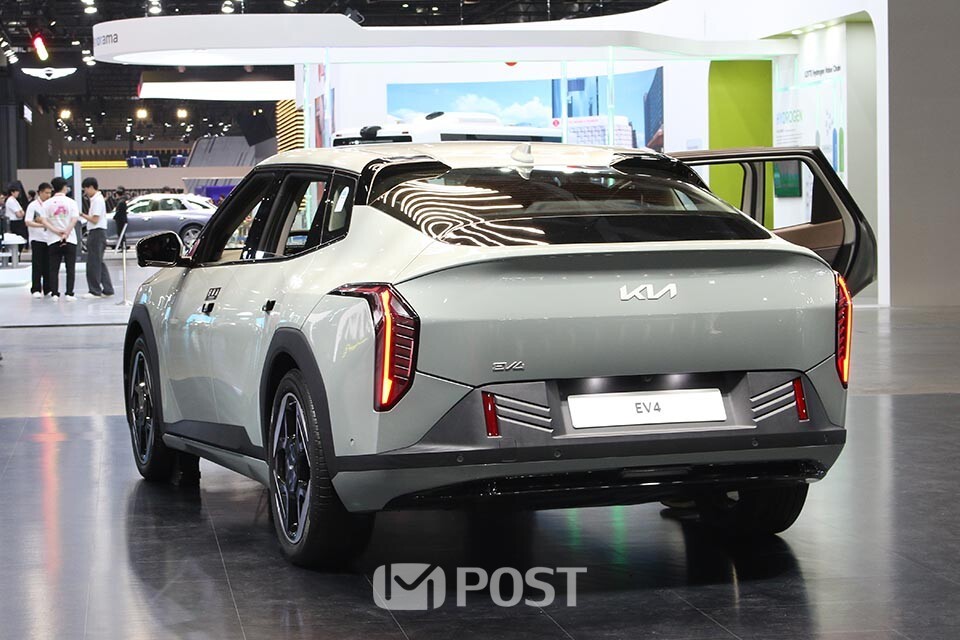 [2025 서울] 기아, "정말 낯설게 생겼다" 'EV4' 전시